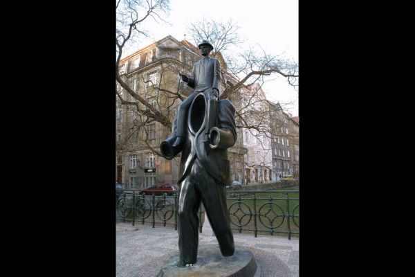 Seltsame Statuen: Im Namen der Kunst - SLEAZEMAG